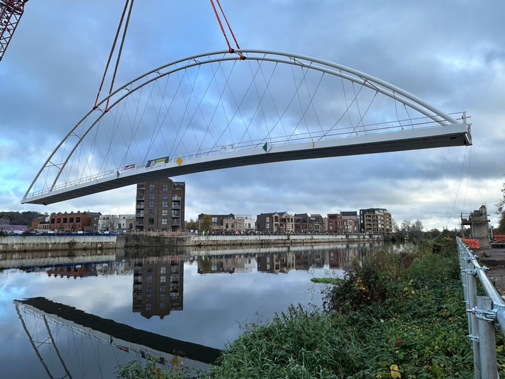 Trent footbridge lifted into place - Place Midlands